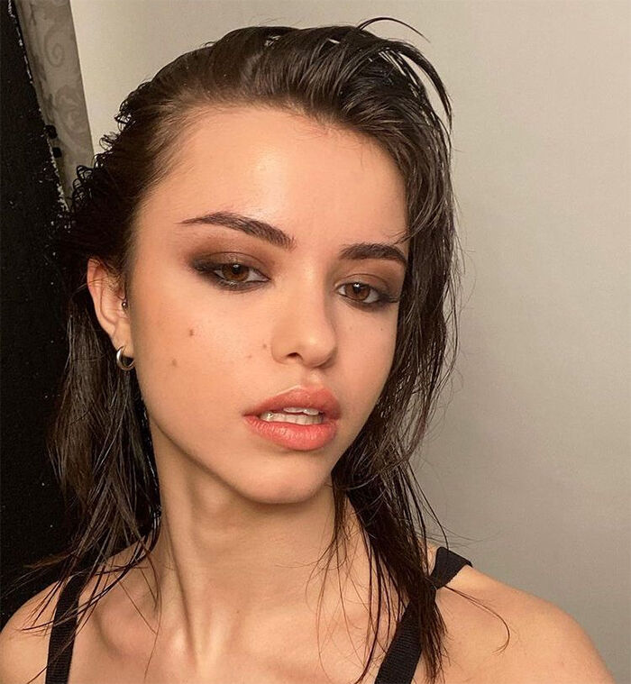 Что такое rockstar girlfriend aesthetic и как это носить: разбираем на звездах - Я Покупаю